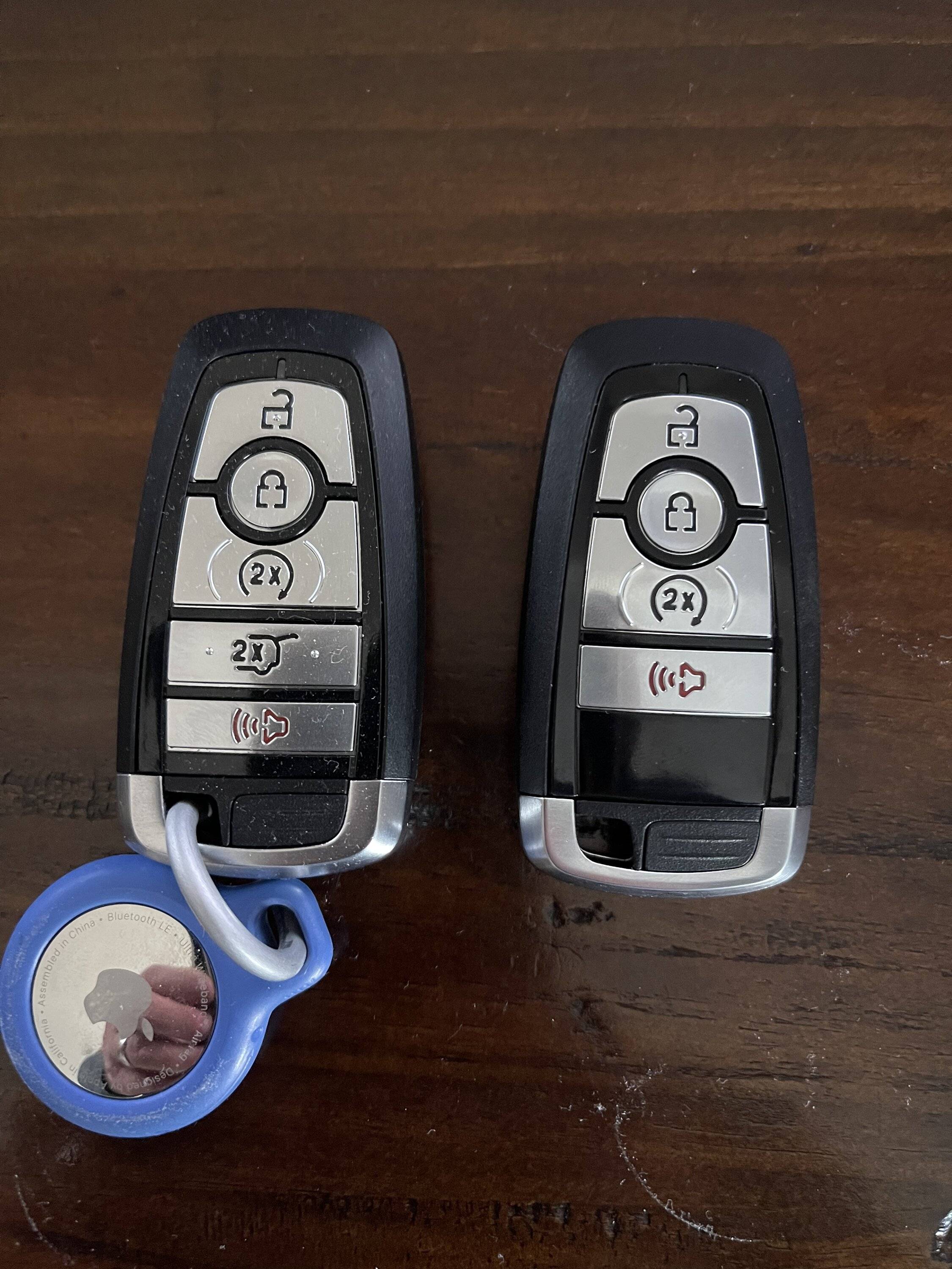 Anyone else with a 2023 get a key fob without the lift gate button ...